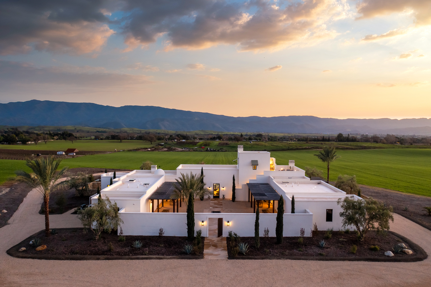 Siteline | A Chic Contemporary Compound in Wine Country